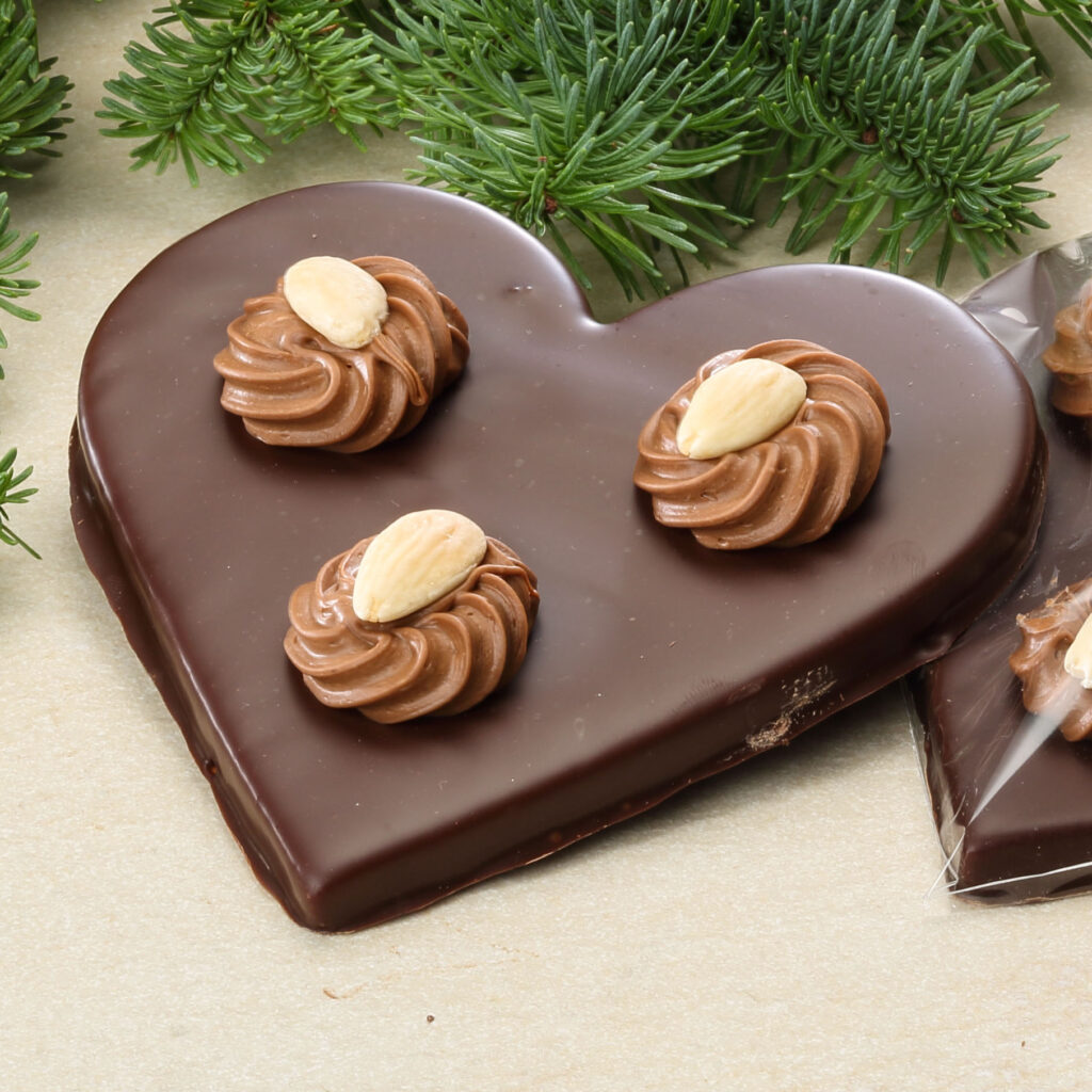 Chokoladehjerte - chokolade overtrukket marcipan & nougat hjerte